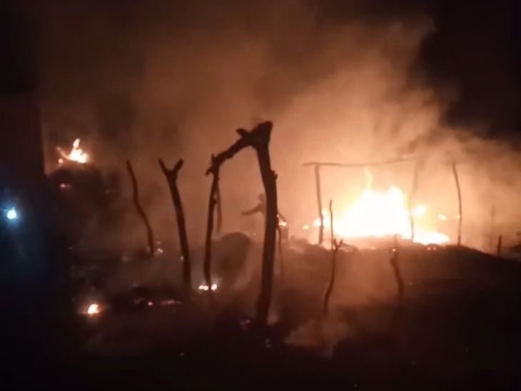 Three huts in Bindki caught fire at midnight