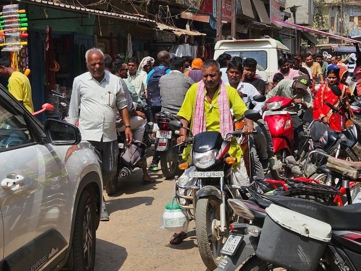 Encroachment in Muhammadabad leads to a terrible traffic jam