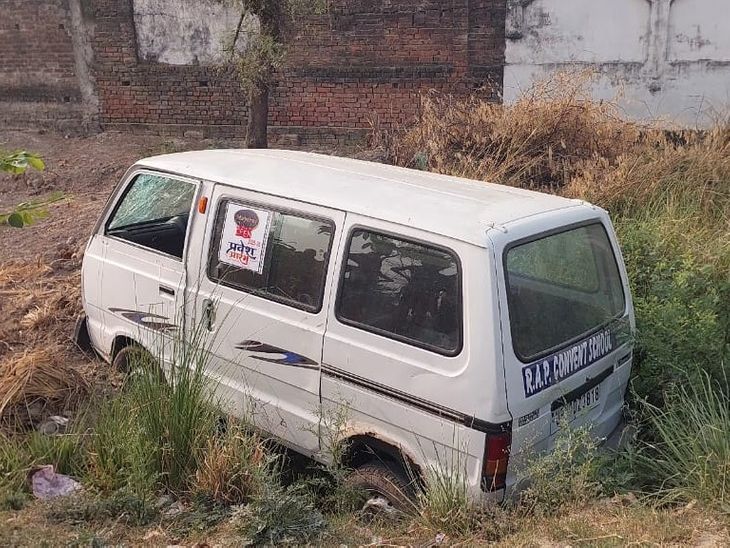 Van hit bike in Prayagraj
