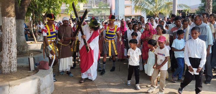Believers took out a procession of the cross in Medininagar, prayed to ...
