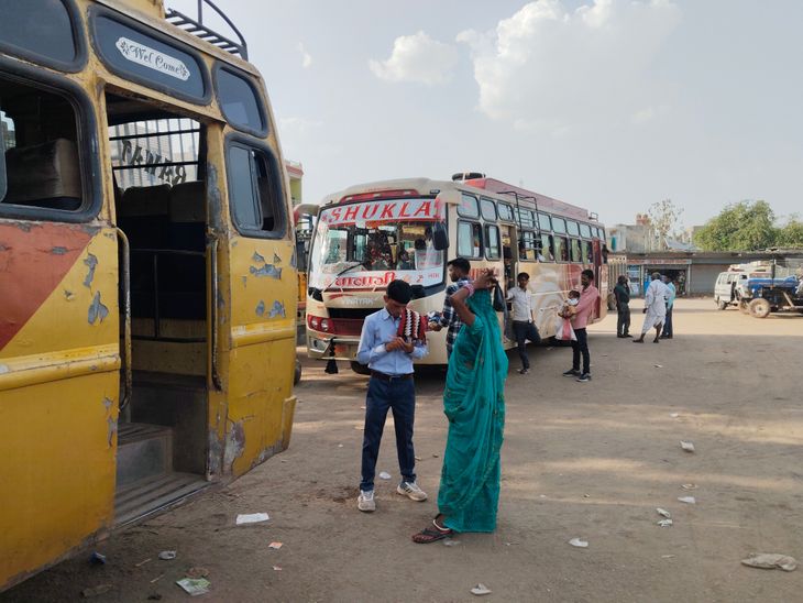No shade or water at Sabalgarh bus stand for 20 years