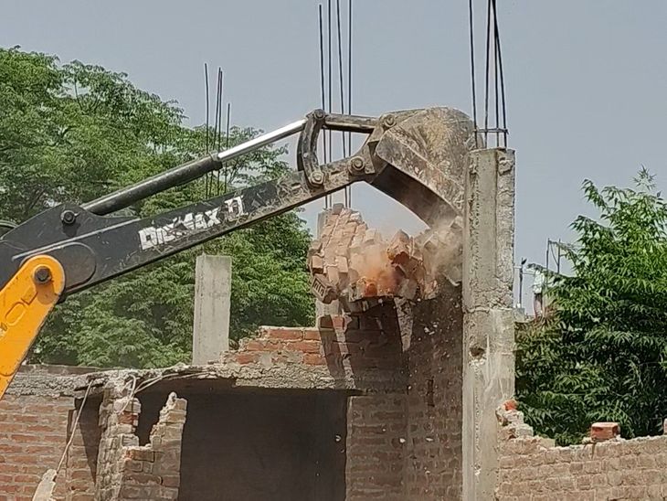 Bulldozer runs on 20 bigha Nazul land in Sitapur | सीतापुर में नजूल की ...