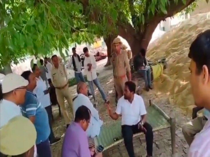 ADM confiscated 2720 quintals of illegal wheat from a house | एडीएम ने ...