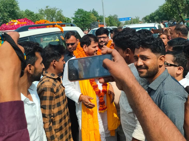 Former MP stopped at Ramsnehi Ghat while going from Ayodhya to Lucknow ...