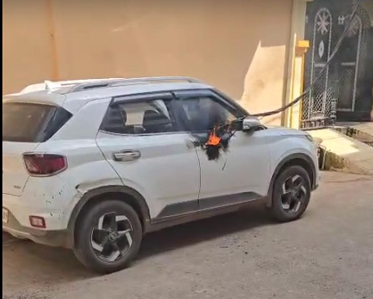 Fire broke out from electric cable in New City Colony, car burnt and ...