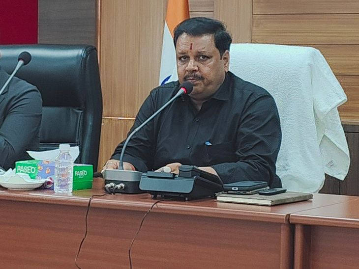 Sanjay Chauhan takes charge as new DM of Amethi | अमेठी के नए डीएम संजय ...