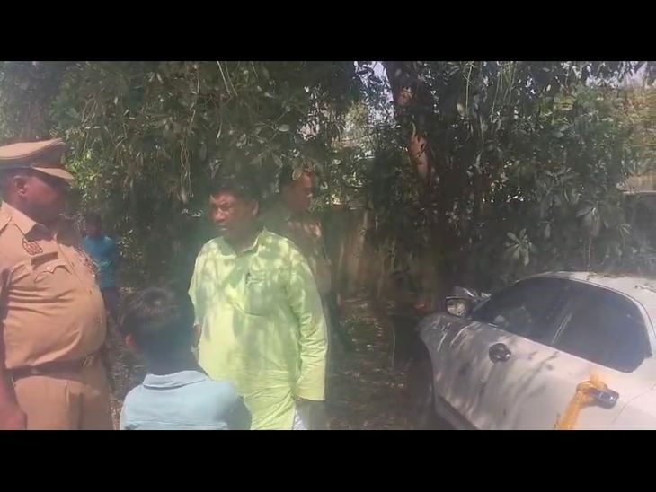 Car collided with a tree while trying to save itself from a stray animal