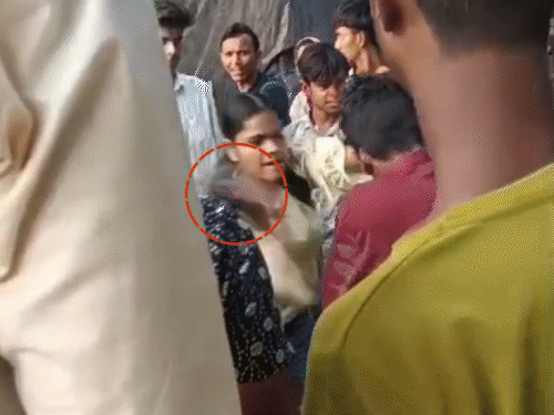 In 17 seconds, the student hit the robber with 4 slippers