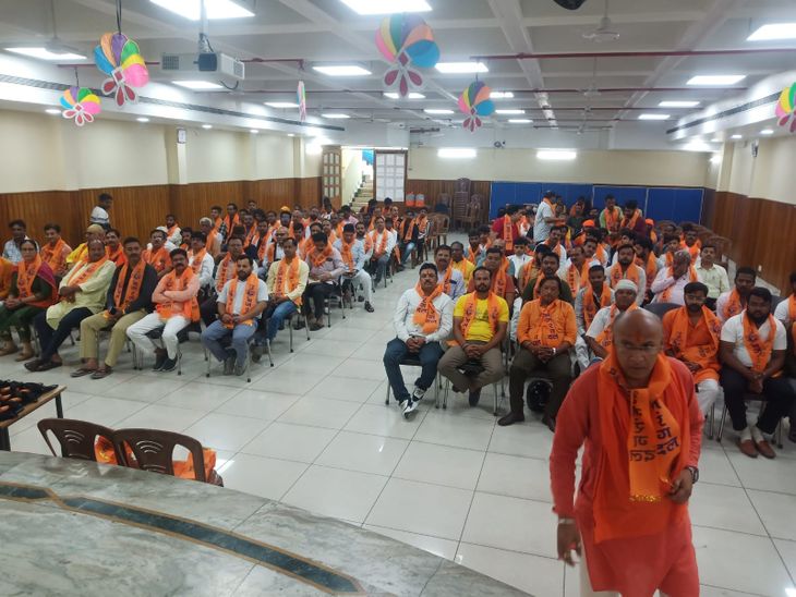 VHP's Trishul initiation program in Lucknow | लखनऊ में विहिप का त्रिशूल ...