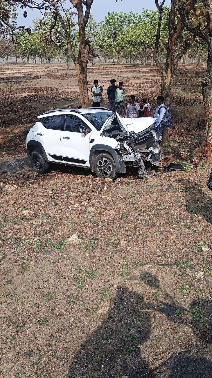 Car collided with a tree, passengers narrowly escaped | कार पेड़ से ...