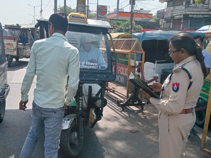 The campaign against e-rickshaws completed three weeks | ई-रिक्शा के खिलाफ अभियान को तीन हफ्ते ...