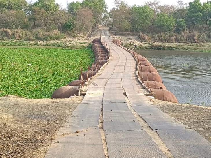 Pipa bridge of Gomti river is in danger | गोमती नदी का पीपा पुल खतरे ...