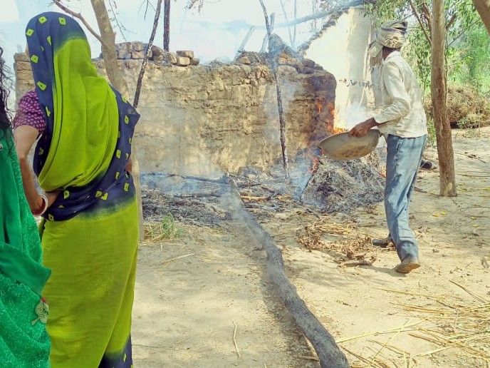 A huge fire broke out in a house in Magalganj | मैगलगंज में घर में लगी ...