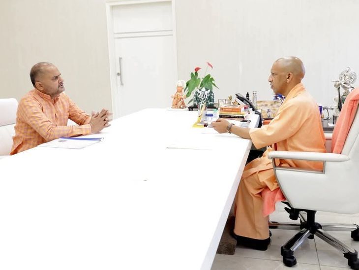 Former MLA of Gosaiganj met CM Yogi | गोसाईगंज के पूर्व विधायक ने की ...