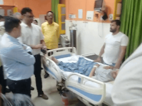 The newly arrived DM of Ayodhya inspected the district hospital