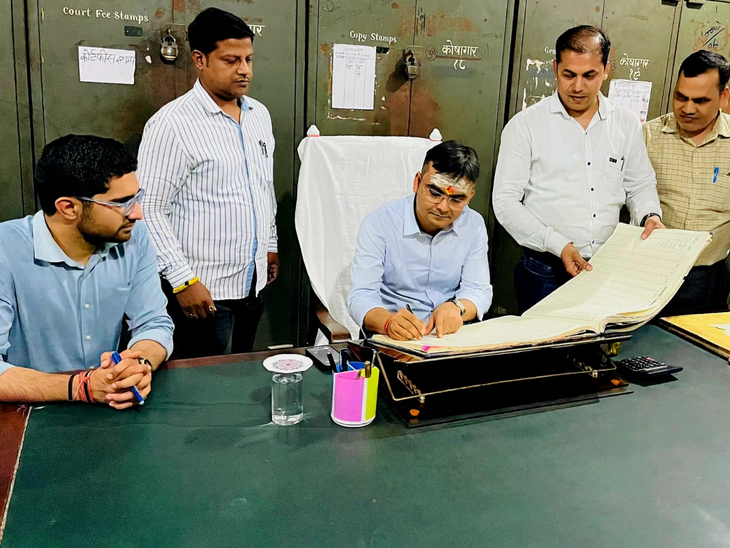 59th DM of Varanasi took charge of the district | वाराणसी के 59वें DM ...