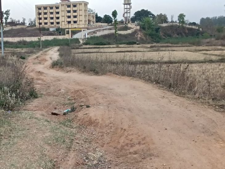 Trouble due to unpaved road of Government Degree College in Babhani ...