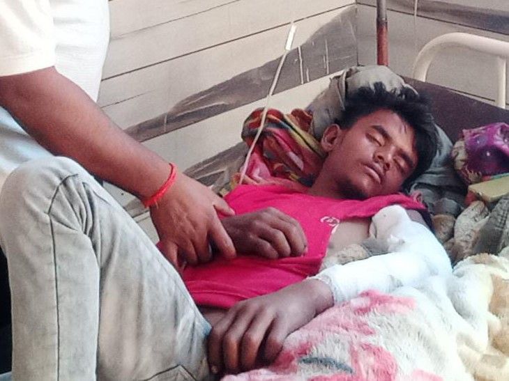 A young man's hand was cut off while threshing wheat | गेहूं की ...