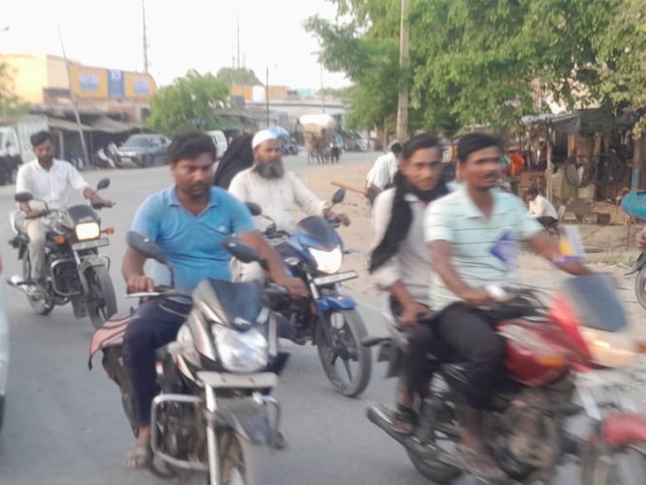 Traffic rules are being flouted in Pihani | पिहानी में यातायात नियमों ...