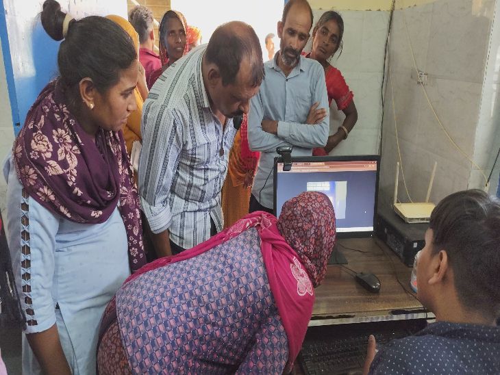 Rajasthan Kota JK Lone Hospital MBS Hospital Annapurna Kitchen Woman started taking food in line ...