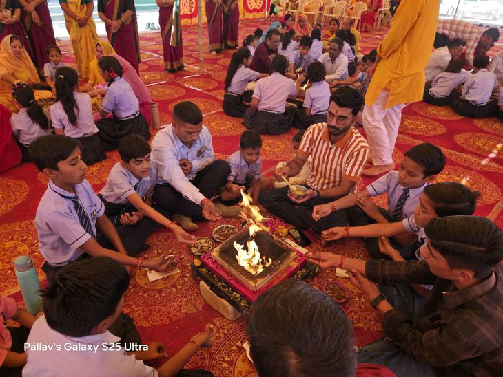 Students and girls offered sacrifices in the Panch Kundiya Gayatri Maha ...