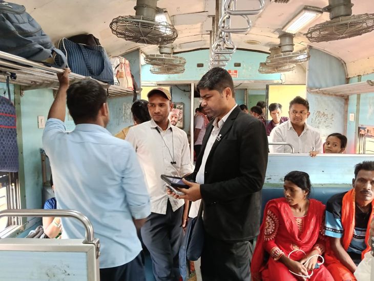 Ticket checking mega drive in DDU division | डीडीयू मंडल में टिकट ...