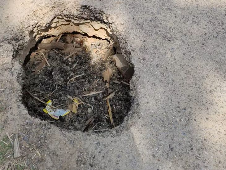 The main road of Pipra village can become fatal | पिपरा गांव का मुख्य ...