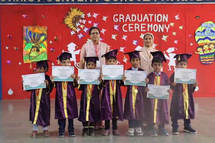 UKG students' convocation ceremony concluded | यूकेजी के विद्यार्थियों ...