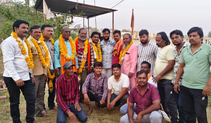 Golu Raikwar became the new president of Bhoi community | गोलू रैकवार भोई समाज के नए अध्यक्ष बने ...