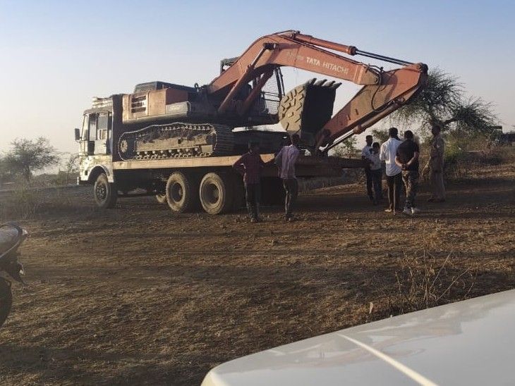 Poklane machine caught stealing murum in Alot | आलोट में मुरम चोरी करते ...