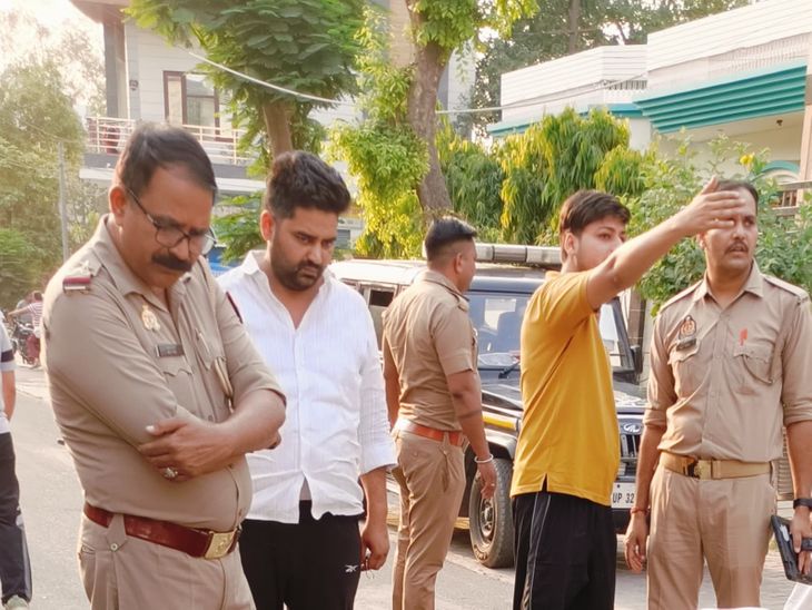 The tanker ran its wheel over the bike rider's neck | टैंकर ने बाइक ...