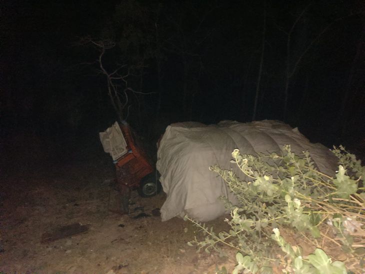 A loading vehicle fell into a ditch late at night in Sehore | सीहोर में ...