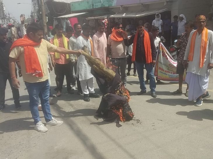 VHP-Bajrang Dal burnt the effigy of Pakistan in Bhinga, raised slogans ...