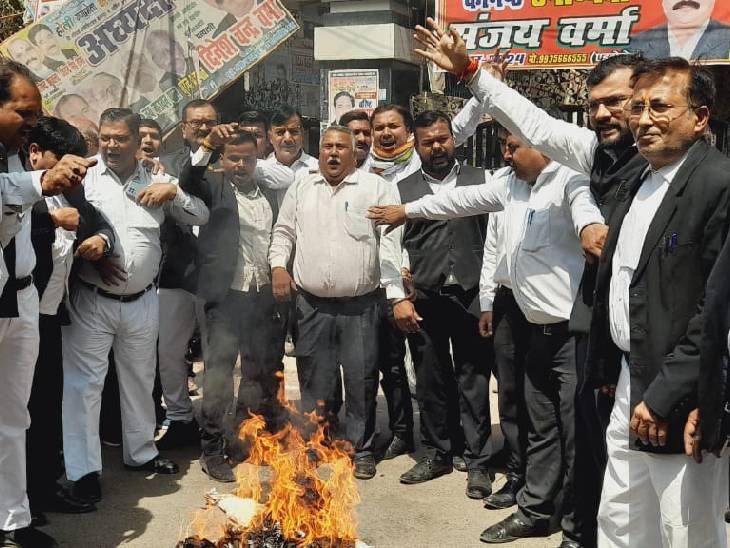 Advocates burnt the effigy of terrorism at Shatabdi Gate | अधिवक्ताओं ...