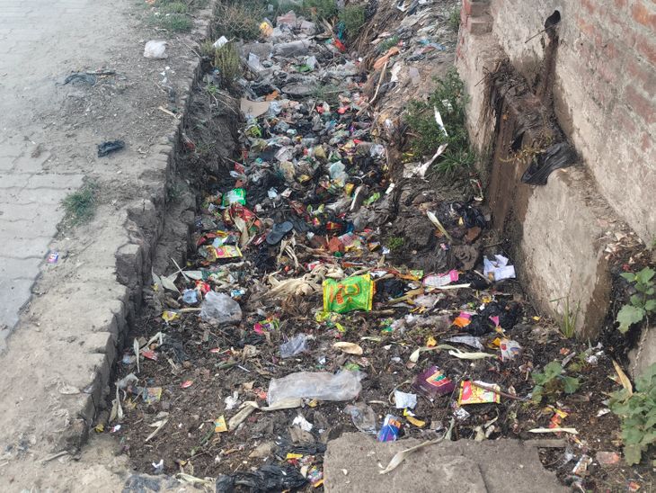 Garbage accumulated in drain, people facing problems