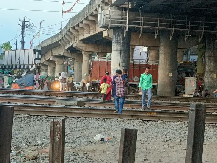 Grandmother and granddaughter died after being hit by a train in ...