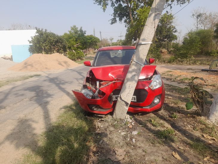 Car collided with electric pole in Jigana | जिगना में कार बिजली खंभे से ...