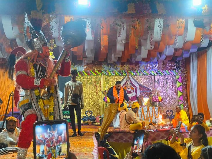 Devotees gathered in the Shyam Festival in Barain Purva