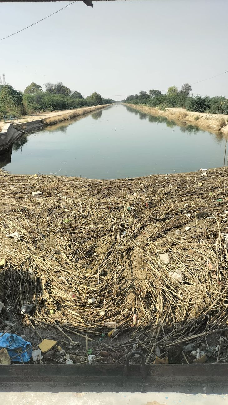The waste from berm cutting flowing with black water in Ganga canal is ...