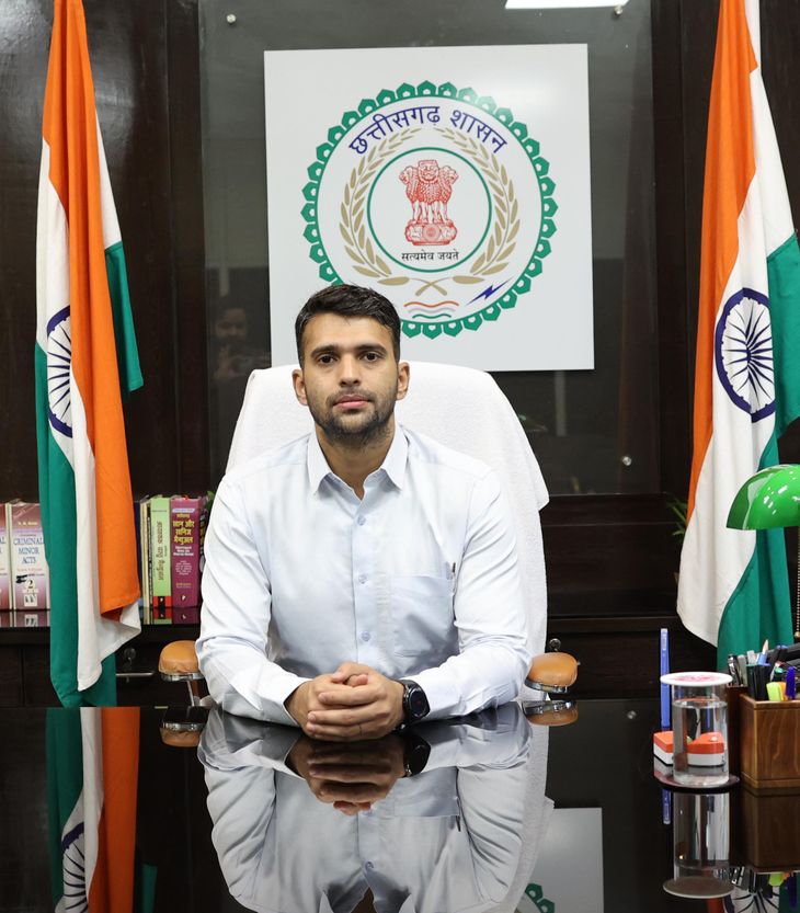 Collector Mayank took charge and inspected | कलेक्टर मयंक ने संभाला पदभार, निरीक्षण किया ...