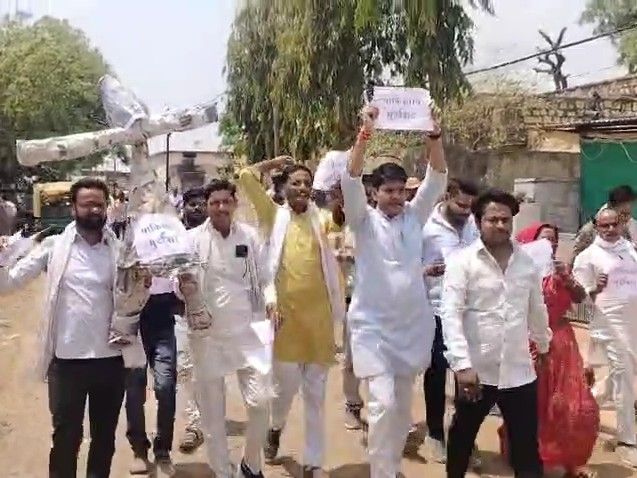 Pakistan's effigy burnt in Pohri of Shivpuri | शिवपुरी के पोहरी में ...