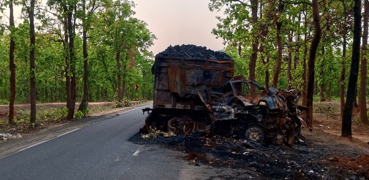 Demand to remove the accidented truck from the road | सड़क से ...