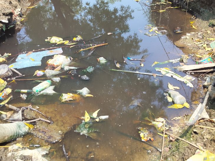 Children fall sick due to filth in Hamirpur