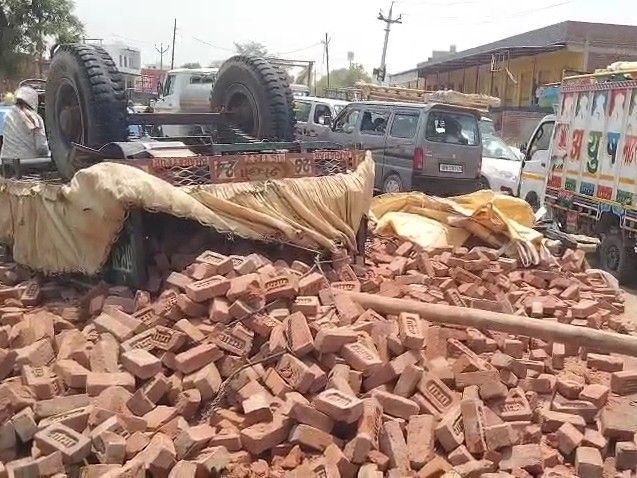 Overloaded tractor-trolley overturned in Mathura driver drunk helper ...