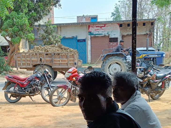 Ignoring road safety rules | सड़क सुरक्षा नियमों की अनदेखी: रेहरा बाजार ...