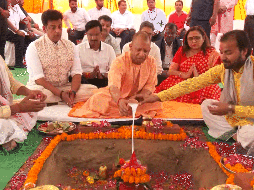 CM Yogi Jokes Ravi Kishan | Gorakhpur University Ceremony Photos | योगी ...