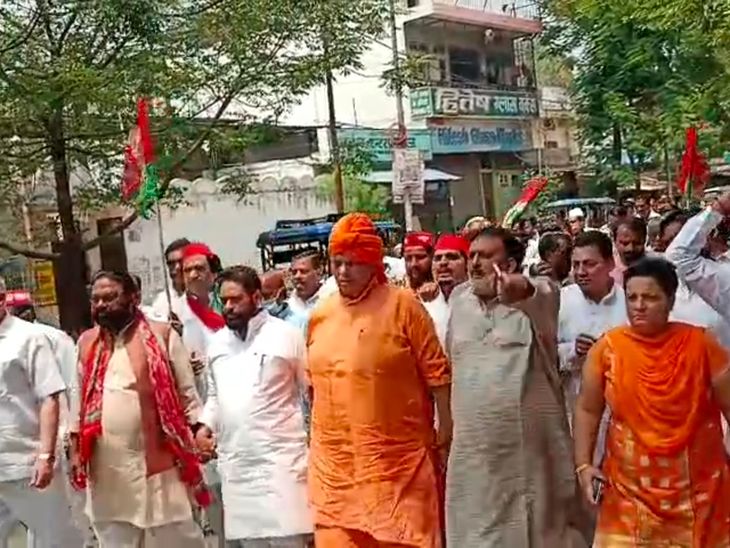 Demonstration in Bijnor against the attack on SP MP | बिजनौर में सपा ...