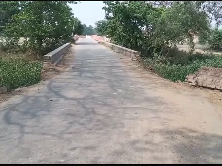 Danger from broken railing on Sharda canal