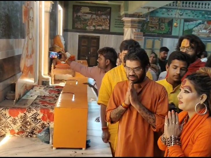 Bhajan singer Shahnaz Akhtar at Manaspeeth Khajurital Ashram
