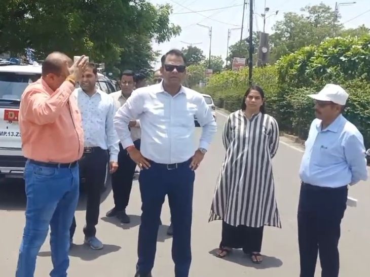Dewas Collector-SP inspected the station and bus stand | देवास कलेक्टर ...